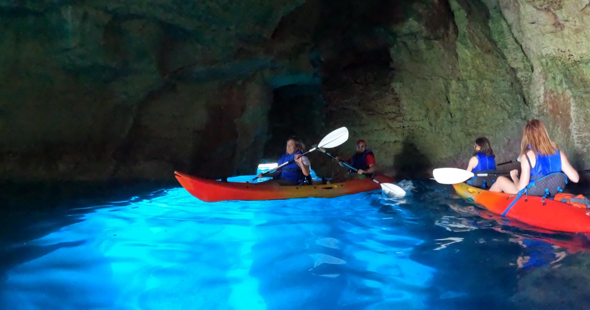 MENORCA: Grotterute i kajak + fotosession. | GetYourGuide