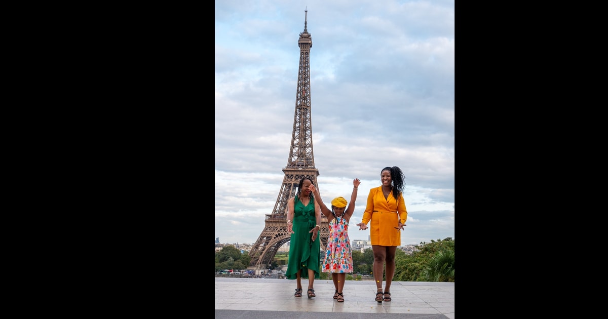 Paris: Eiffel Tower Private Photoshoot Experience | GetYourGuide