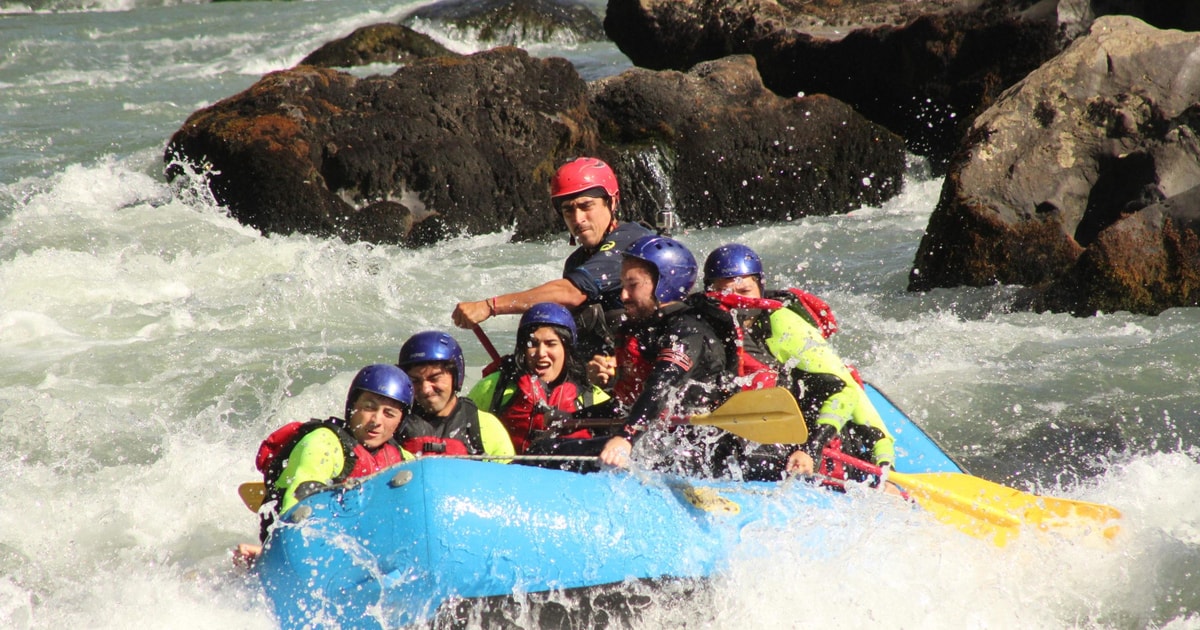 Pucón: Rafting no rio Trancura Baixo (rápidos de classe III) | GetYourGuide