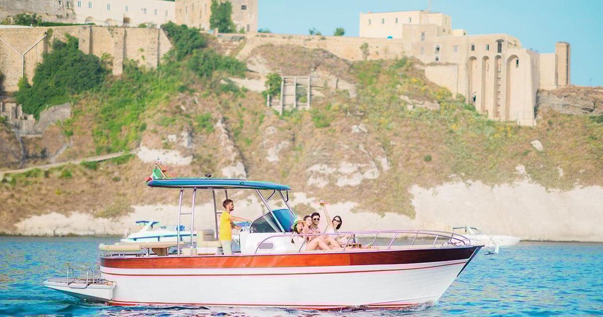 Procida: Aperitif bei Sonnenuntergang auf einem Boot | GetYourGuide