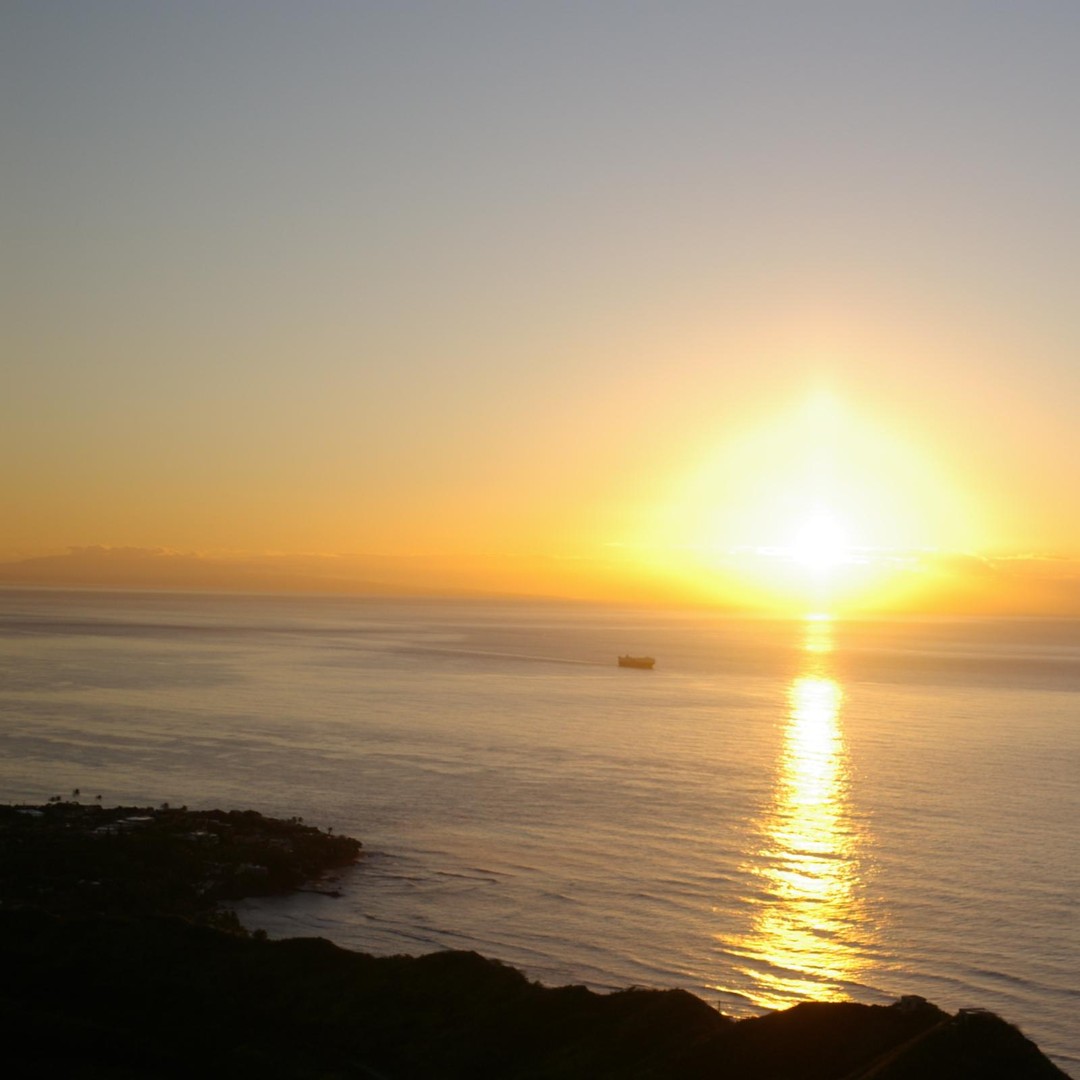Oahu: Diamond Head Sunrise Hike with Acai Bowl and Malasada | GetYourGuide