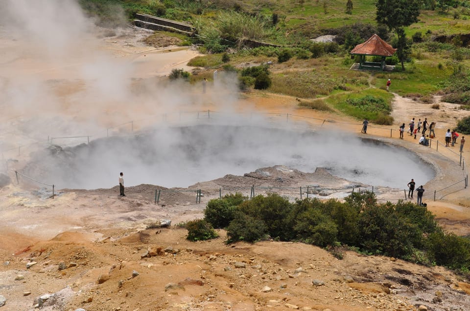 De Yogyakarta: Nascer do sol dourado no platô Dieng com guia | GetYourGuide