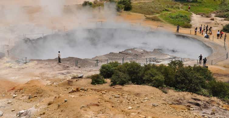 De Yogyakarta: Nascer do sol dourado no platô Dieng com guia | GetYourGuide