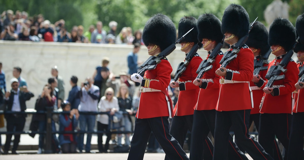 London: Buckingham Palace and Changing of the Guards Tour | GetYourGuide