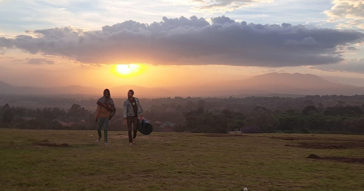 Arusha: panoramiczny widok na zachód słońca z opcjami jedzenia ...