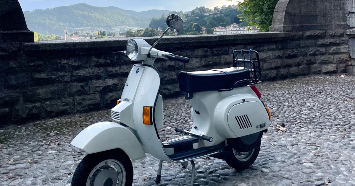 Comomeer: Klassieke Vespa Verhuur 4u/8u/12-24u met Aflevering | GetYourGuide