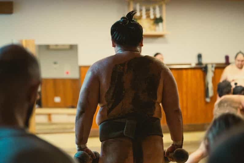 Tokio: Entrenamiento matinal de sumo en la ciudad de Sumida | GetYourGuide