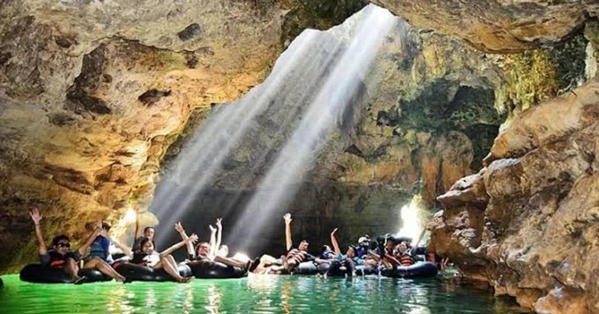 Explora la cueva Pindul y la playa Timang en un jeep 4x4 | GetYourGuide