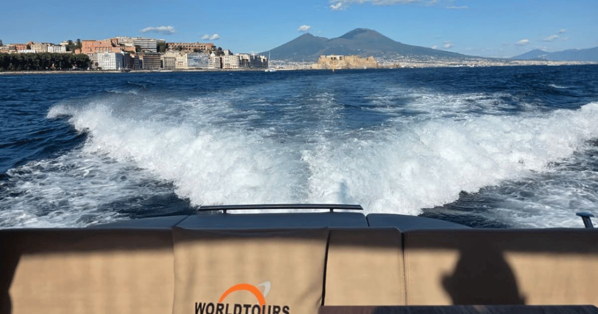 Nápoles: crucero al atardecer en barco con Aperol Spritz y aperitivos ...