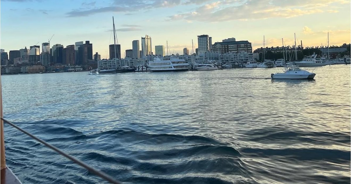 Boston: Dinner-Bootsfahrt mit Buffet und Live-Musik | GetYourGuide