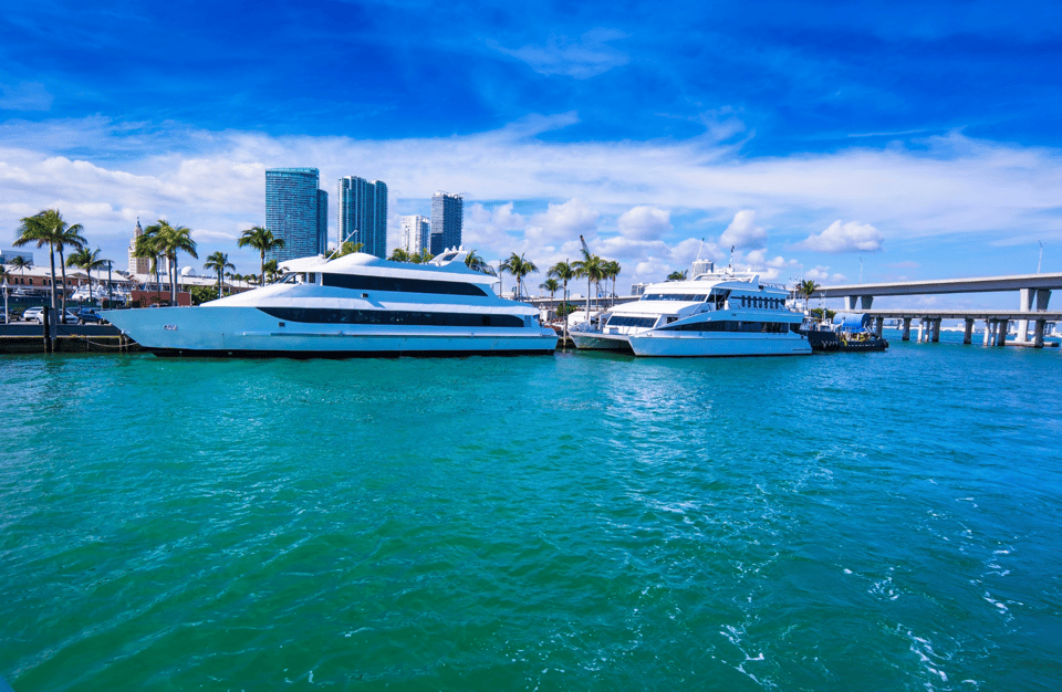 Miami: Tour en barco por la playa y crucero al atardecer por la Bahía ...