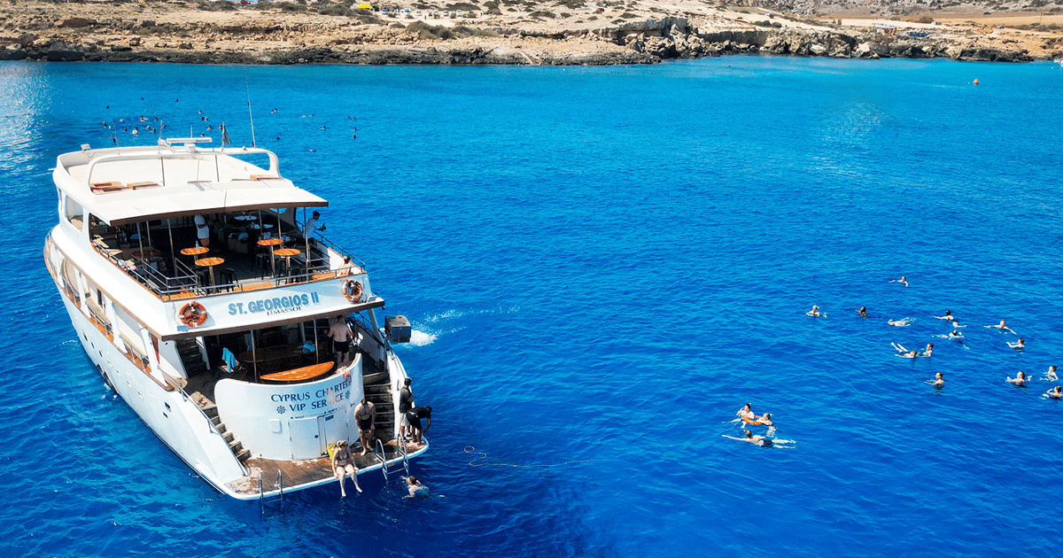 Protaras: Luksusowy jacht do Turtle Cove z lunchem | GetYourGuide