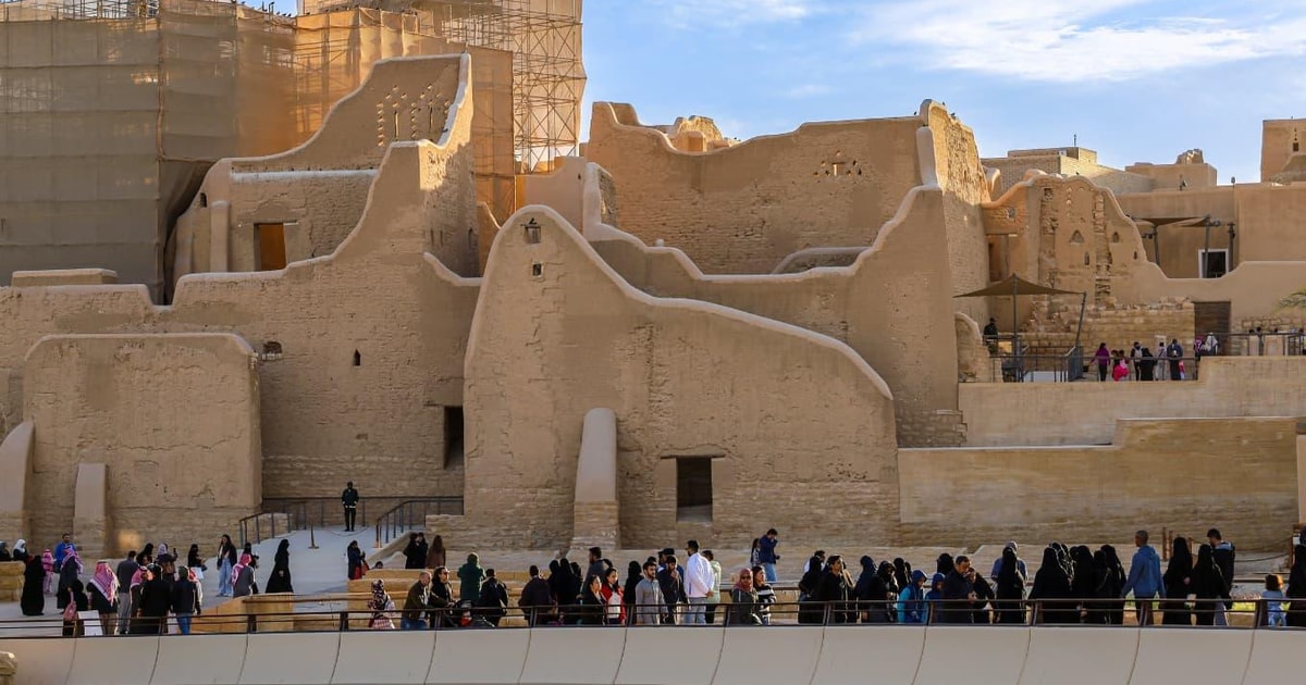 Tour de medio día: Diriyah y KAFD Tour guiado con cena | GetYourGuide