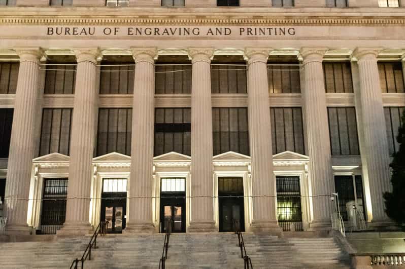 Washington DC: Monuments by Moonlight Nighttime Trolley Tour | GetYourGuide