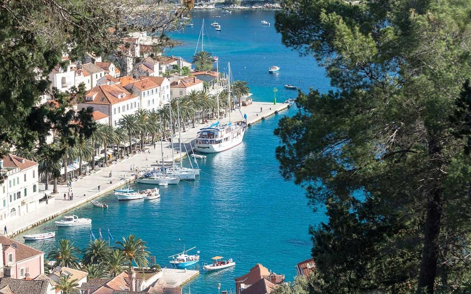 Fahrt mit dem Schnellboot zur Blauen Höhle von Trogir aus | GetYourGuide