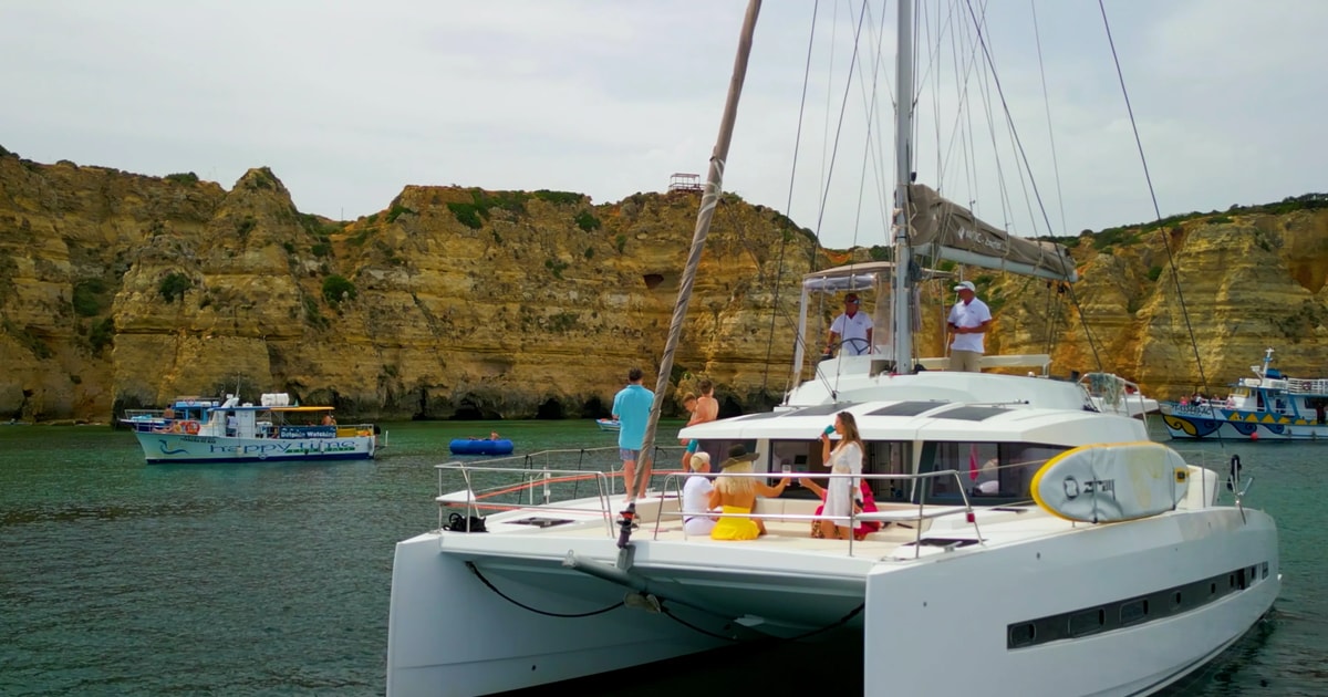 Algarve: rejs katamaranem z paddleboardingiem i przekąskami | GetYourGuide