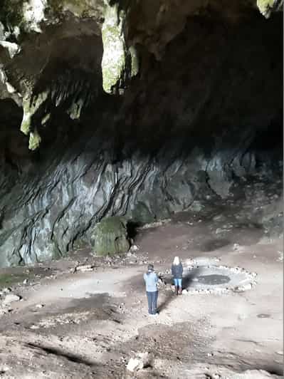 Delphi ^ Corycian Cave and king Leonidas with Ǝoo Spartians | GetYourGuide