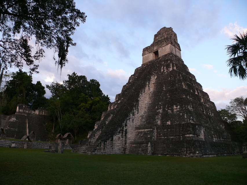 Excursión al amanecer en Tikal | GetYourGuide