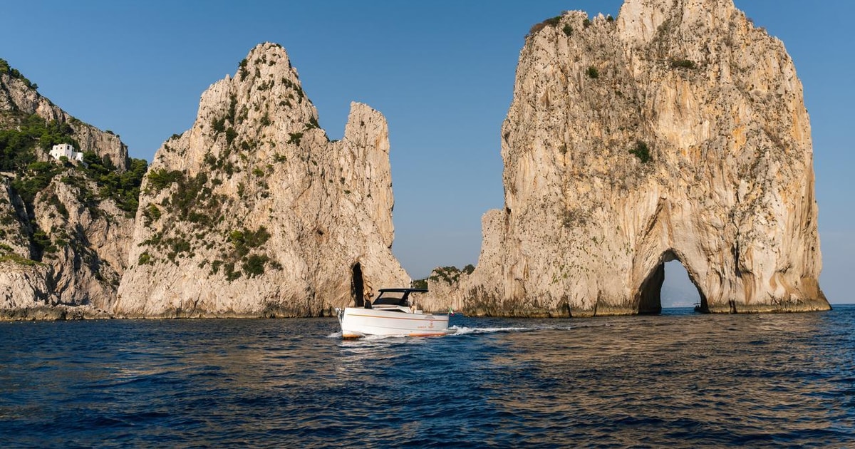 Desde Positano: Tour privado a Capri en un barco Gozzo 2024 | GetYourGuide