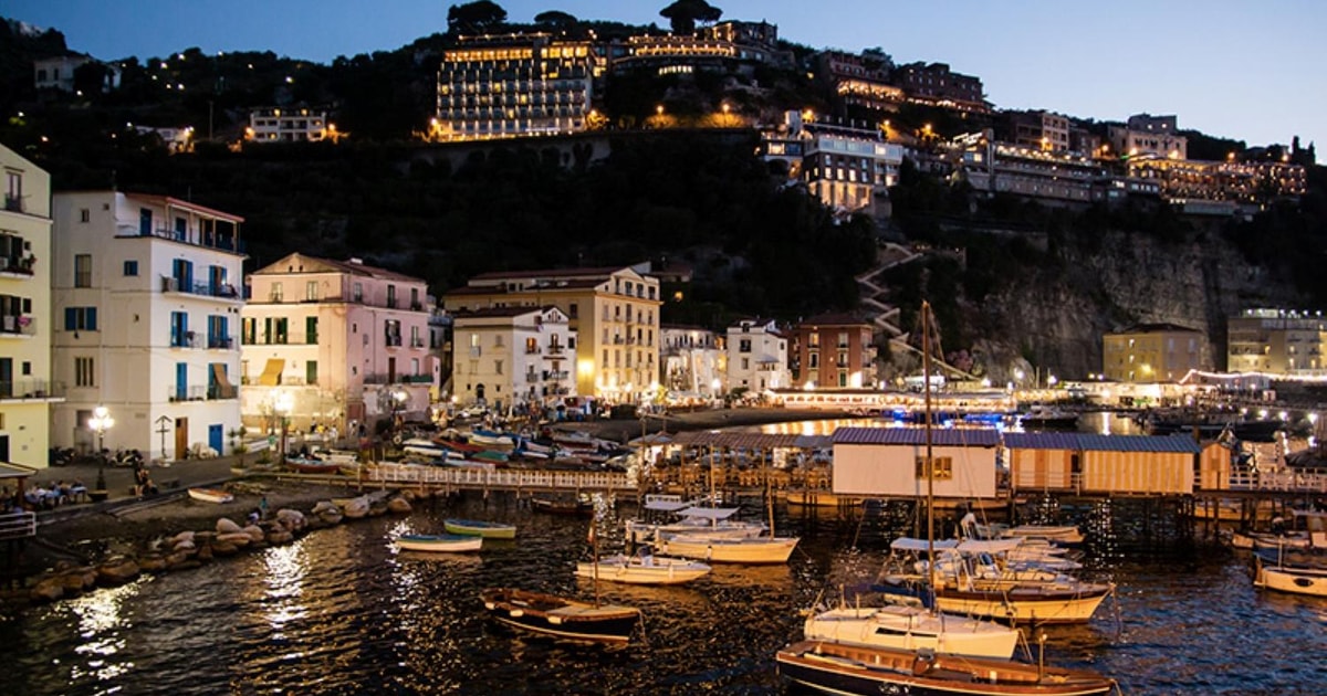 Sorrento: Tour a pie nocturno y degustación de Limoncello | GetYourGuide