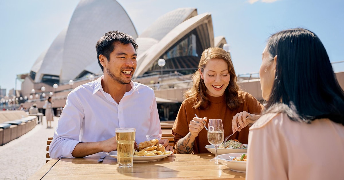 Sydney: Visita de 1 hora à Opera House com refeição e bebida | GetYourGuide