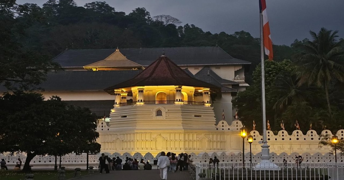 Kandy: Night Tour with Boat Safari, Cultural Show & Temples | GetYourGuide