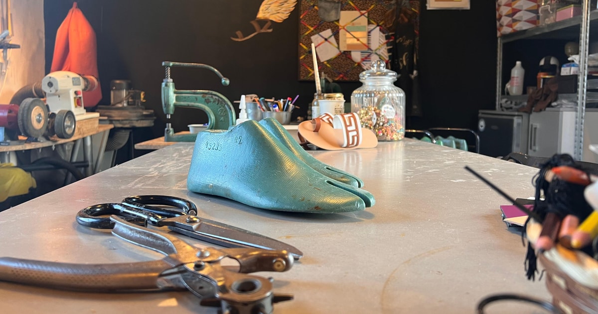 Atenas: Taller "Haz tus propias sandalias de piel | GetYourGuide