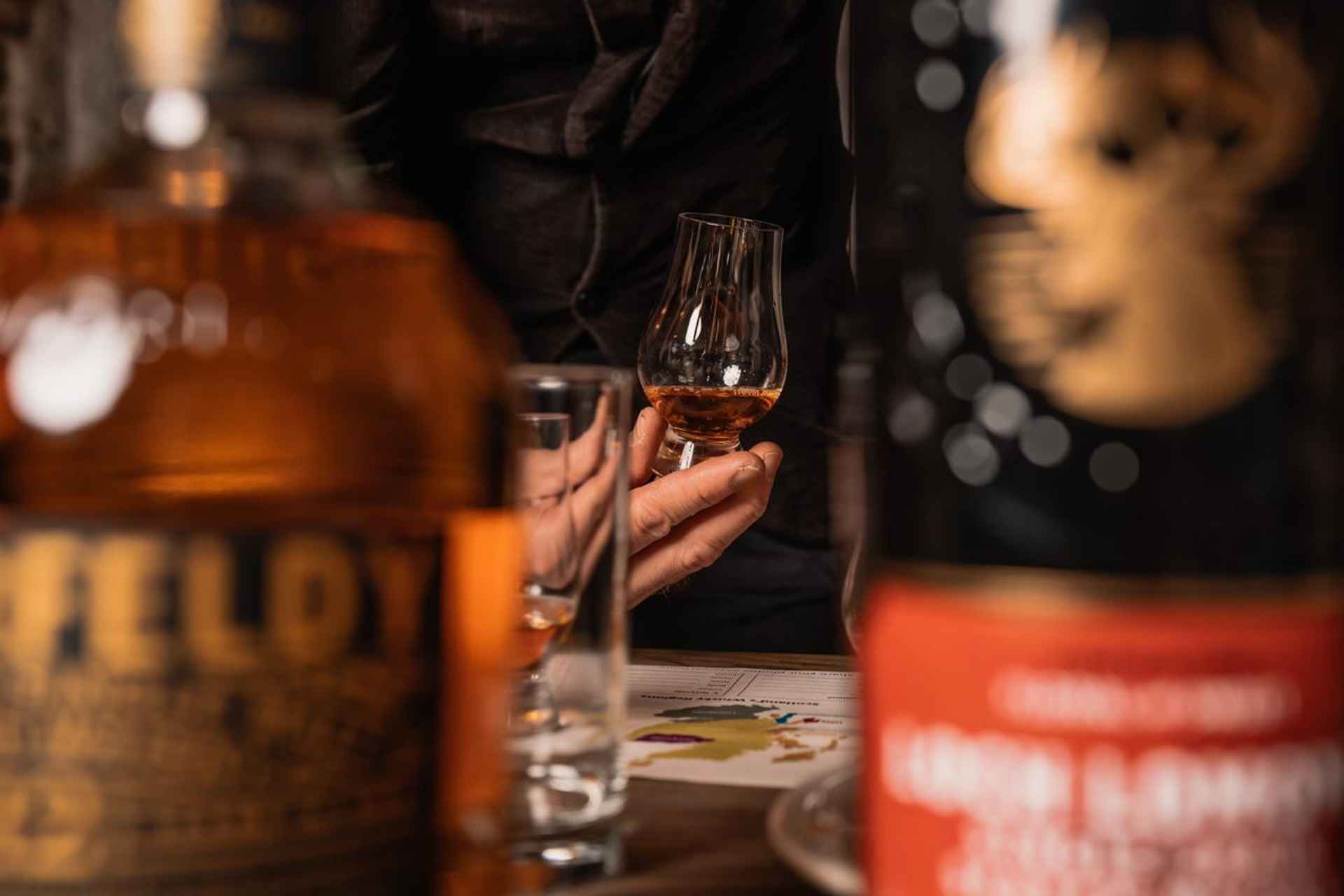 Edimburgo: Historia del Whisky en Grupo Pequeño con Degustación | Guide ...