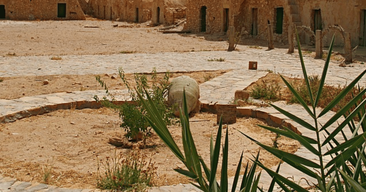 Desde Djerba : Día completo Tataouine y Chenini con dunas de arena ...
