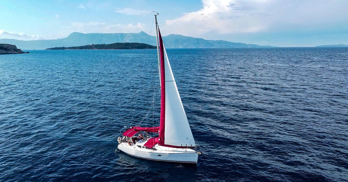 Corfú: Crucero en velero privado con paradas para nadar y bebidas ...