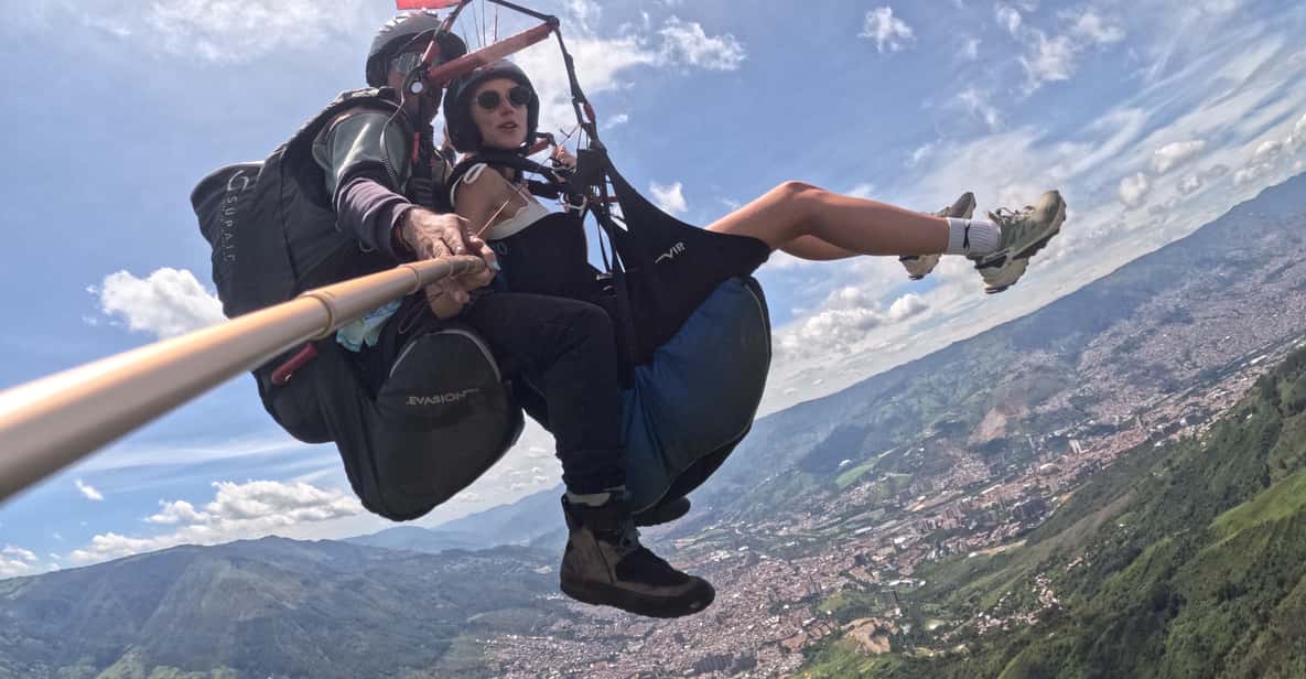 Medellín : survol de la ville en parapente | GetYourGuide