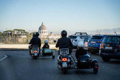 Rom: Vespa Sidecar stadsrundtur på kvällen | GetYourGuide