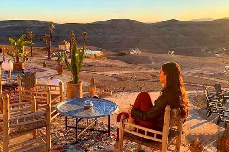 Vanuit Marrakech: Agafay Woestijn Zonsondergang bij Diner en Vuurshow ...