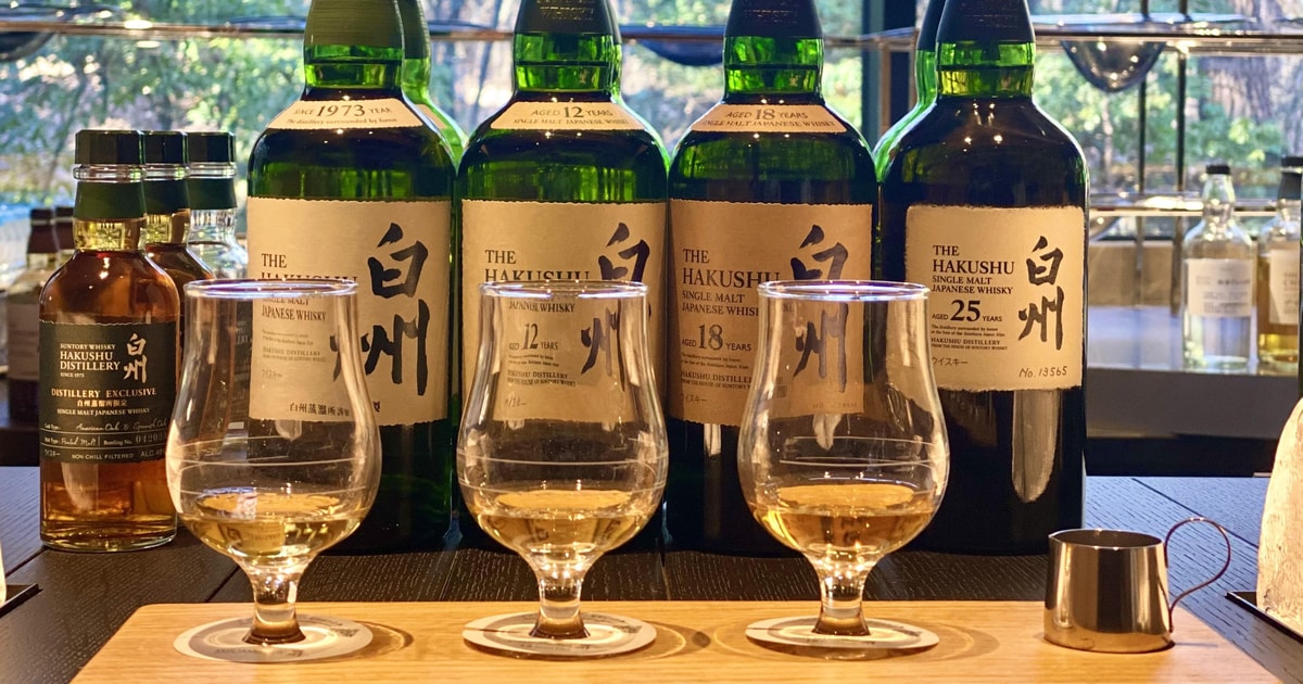 De berg Fuji met Pink Moss en het Hakushu Distillery Whisky Museum ...