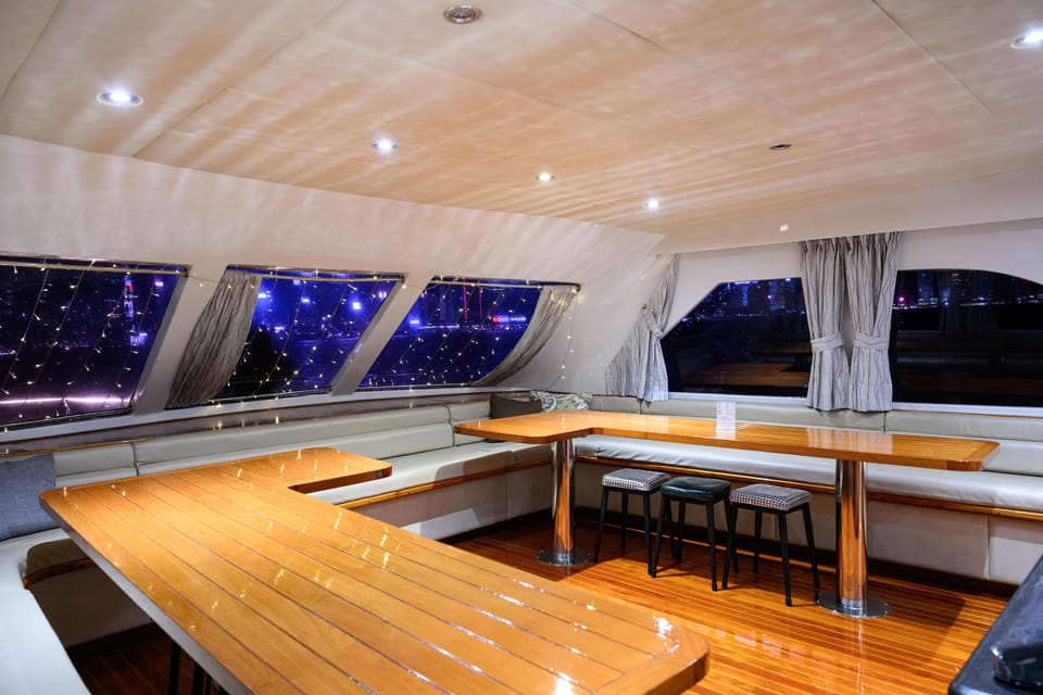 Tour nocturno en yate por el puerto Victoria - Vistas impresionantes ...