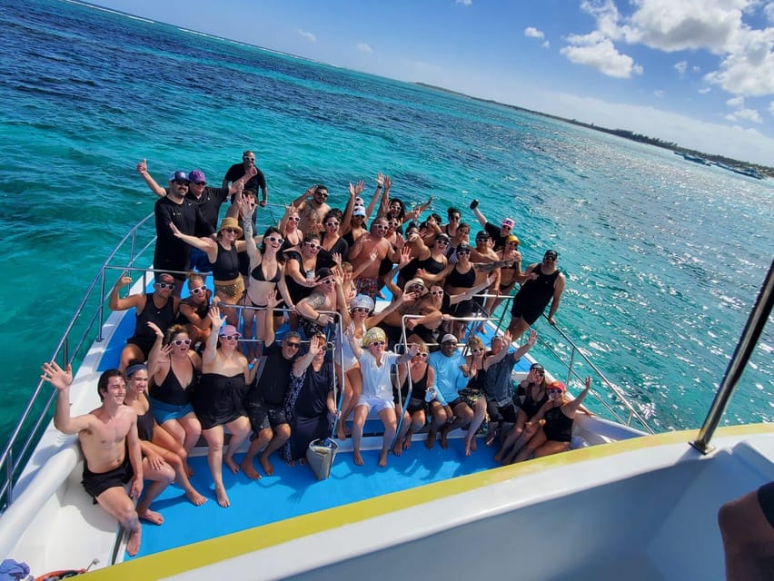 Punta Cana: Fiesta en catamarán con barra libre y aperitivos | GetYourGuide