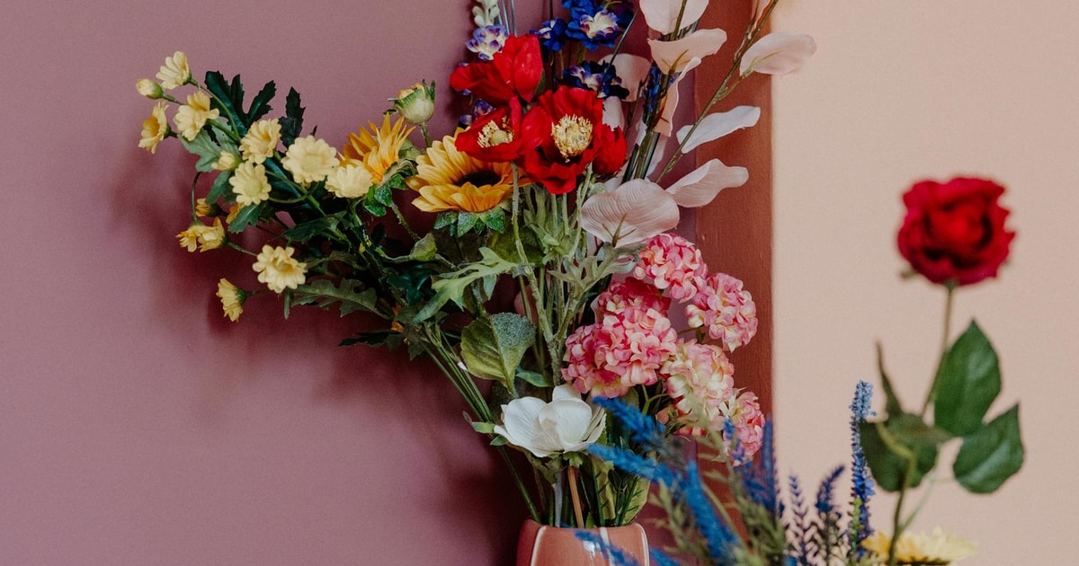 Athens: flower workshop and painting activity | GetYourGuide