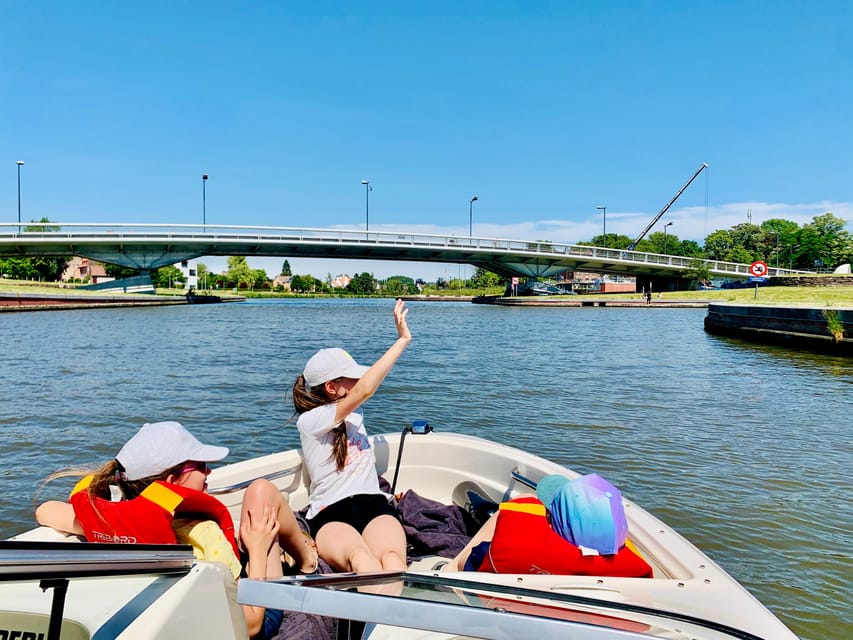 Kortrijk: Boottocht met DJ Joeri (speedboot - rondleiding) | GetYourGuide