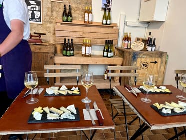 París: Cata de quesos y vinos en Montmartre | GetYourGuide