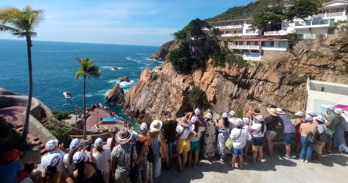 Acapulco: Express Cliff Diving Show Tour | GetYourGuide