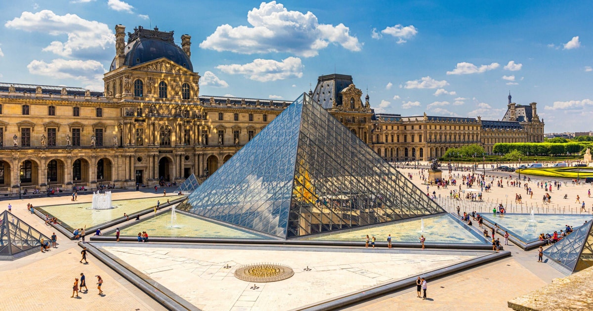 Visita París en Coche de Época&Caballo Loco con Traslado CDG | GetYourGuide