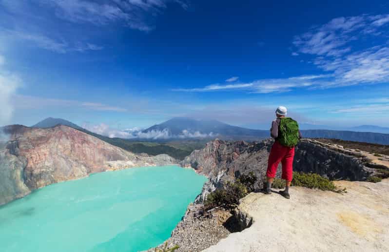 Randonnée dans le cratère et le feu bleu du mont Ijen avec un guide de ...