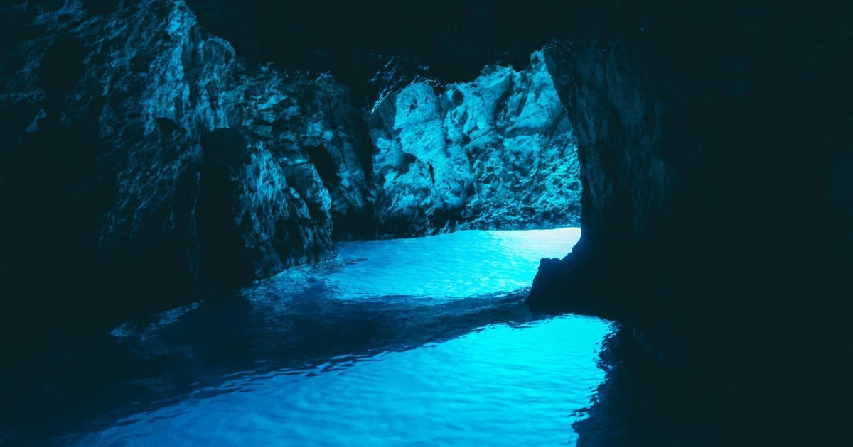 Desde Split: Cueva Azul, Laguna Azul, Hvar, Brač en tour en barco ...