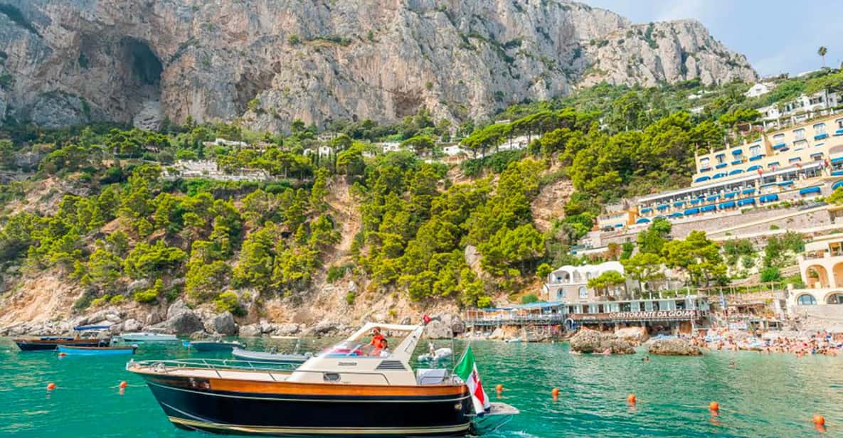 Ze Sorrenta: Plavba lodí po Capri s nápoji a odvozem | GetYourGuide