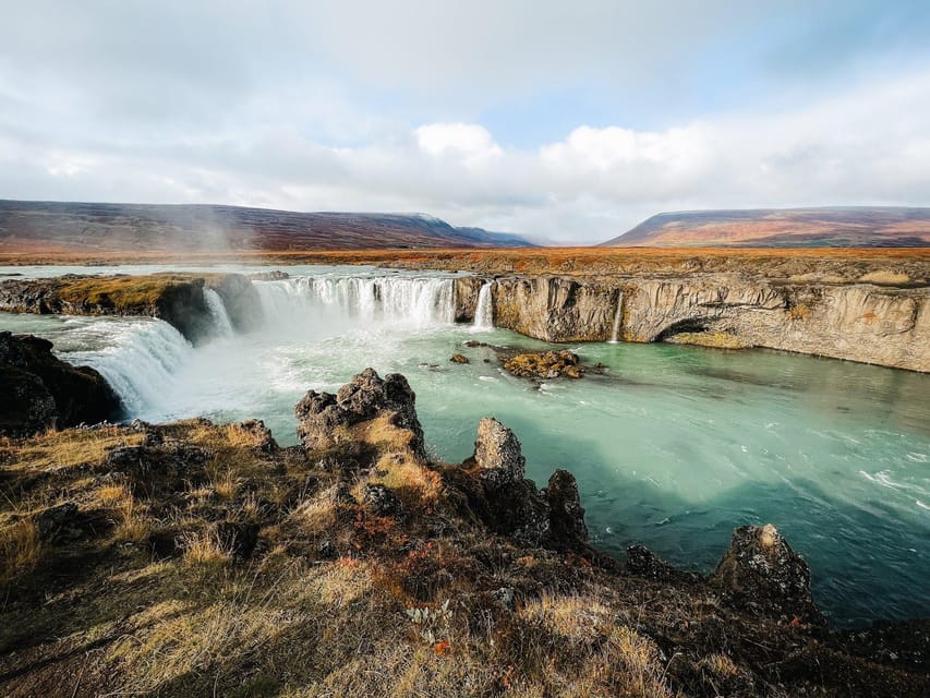 Hafen Akureyri: Godafoss Wasserfall, Myvatn und Bäder Tour | GetYourGuide