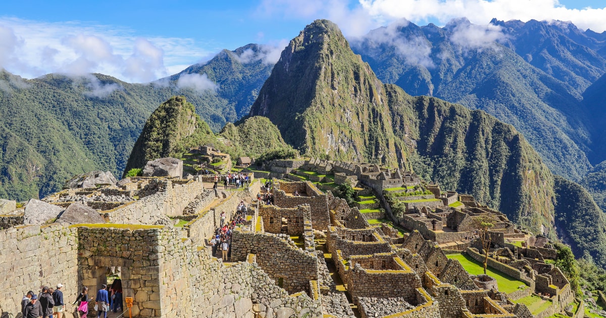 Machu Picchu: Excursión en tren de día completo con Circuito 2 ...