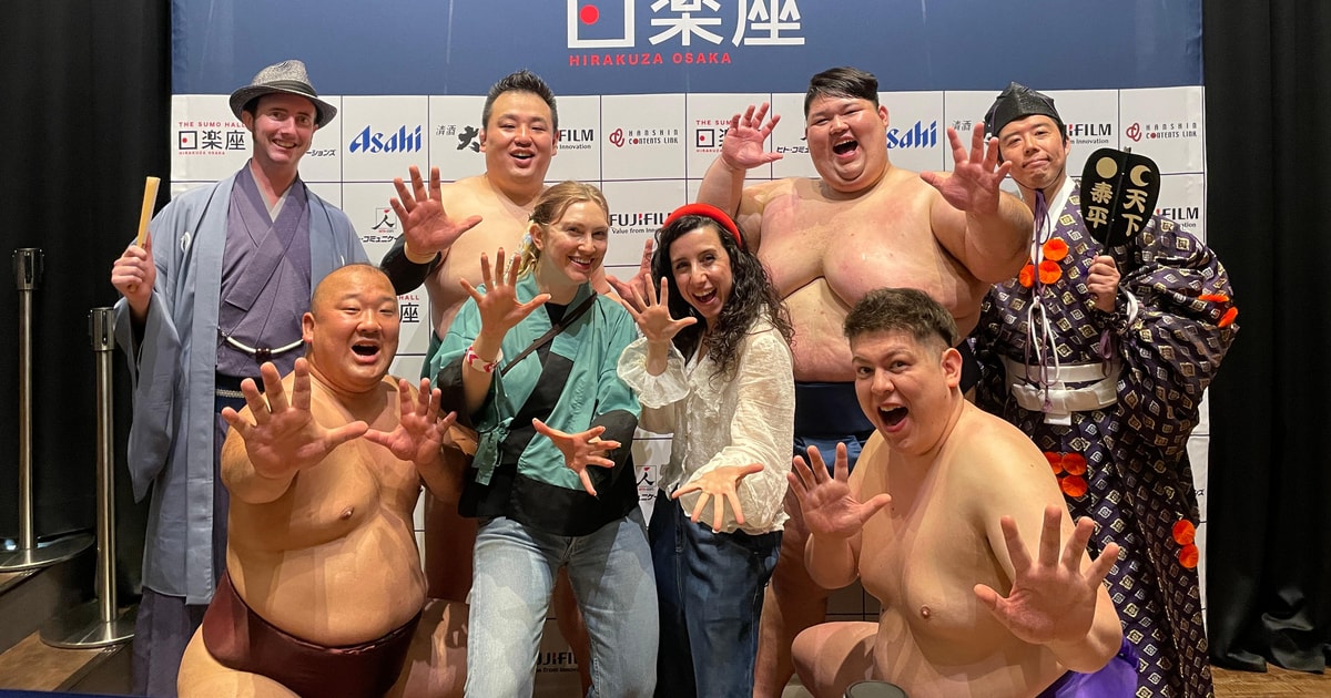 Osaka: Spettacolo sul palco di sumo con Bento e lotta + servizio ...