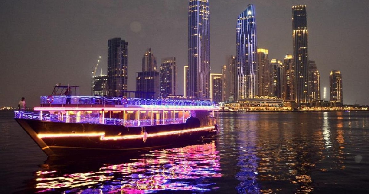 Rejs łodzią dhow po Dubaj Marina: kolacja w formie bufetu i rozrywka na ...