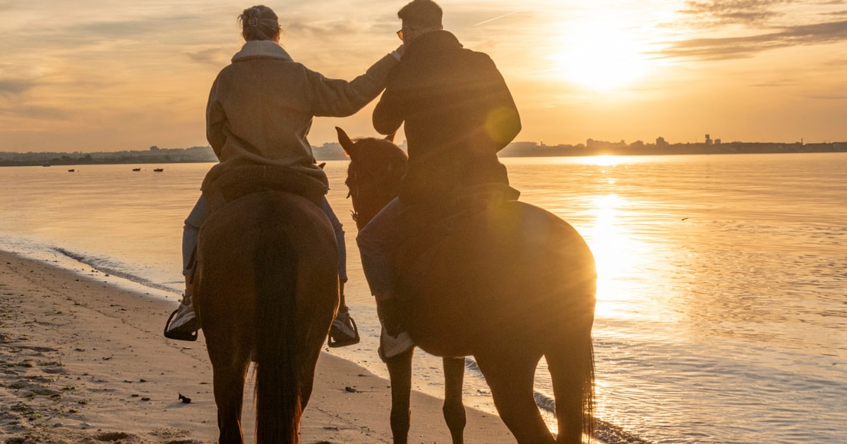 Lovaglás a tengerparton naplementekor | GetYourGuide