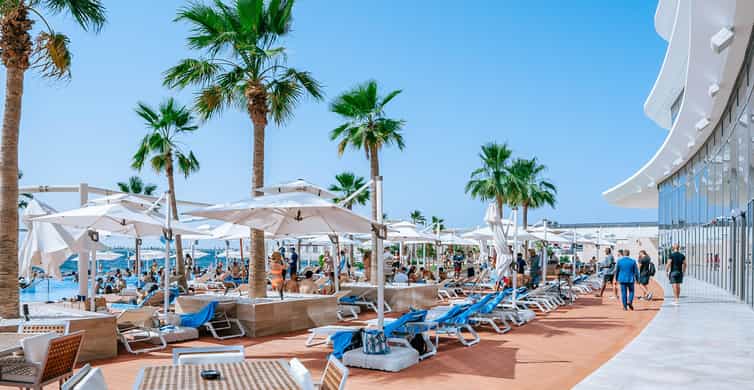 Doha: Passe de um dia para o Azure Beach Club com 2 bebidas | GetYourGuide